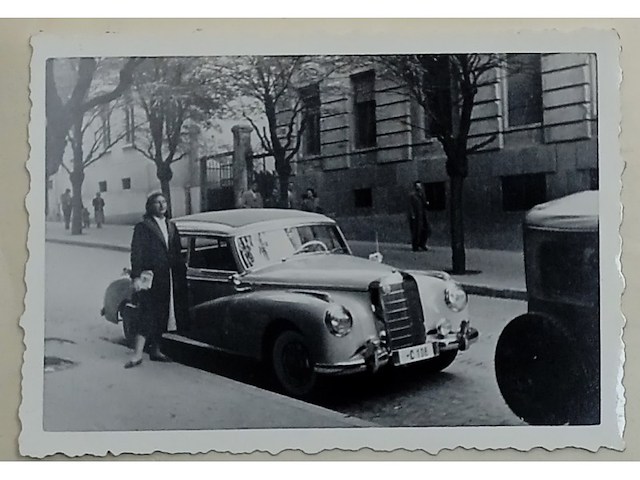Žena kod Mercedes-Benz W186 automobila -reg. C -108