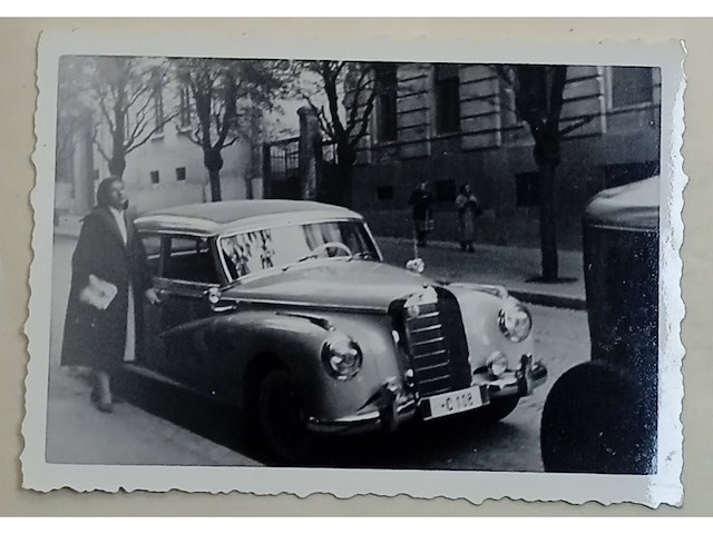 Žena kod Mercedes-Benz W186 automobila -reg. C -108