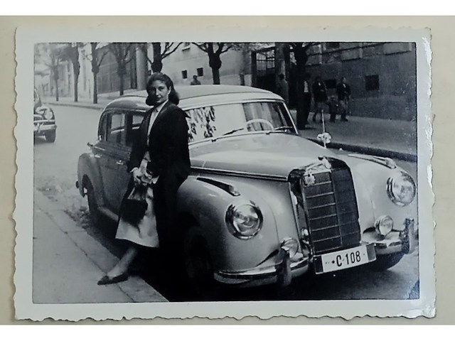 Žena kod Mercedes-Benz W186 automobila -reg. C -108