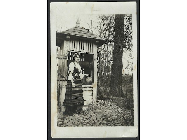 jagodina - devojka u narodnoj nosnji pored bunara 1918