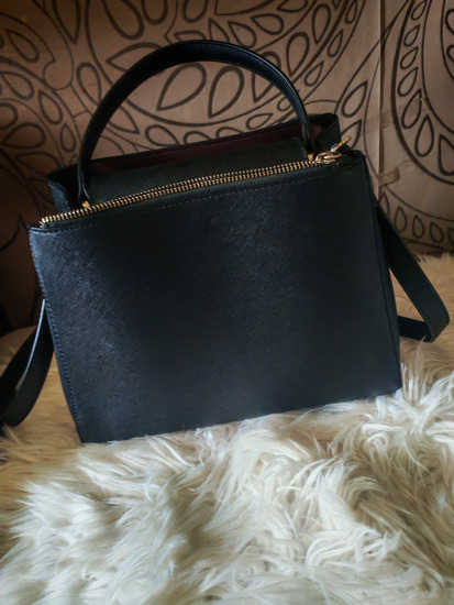 Zara crna klasicna torba