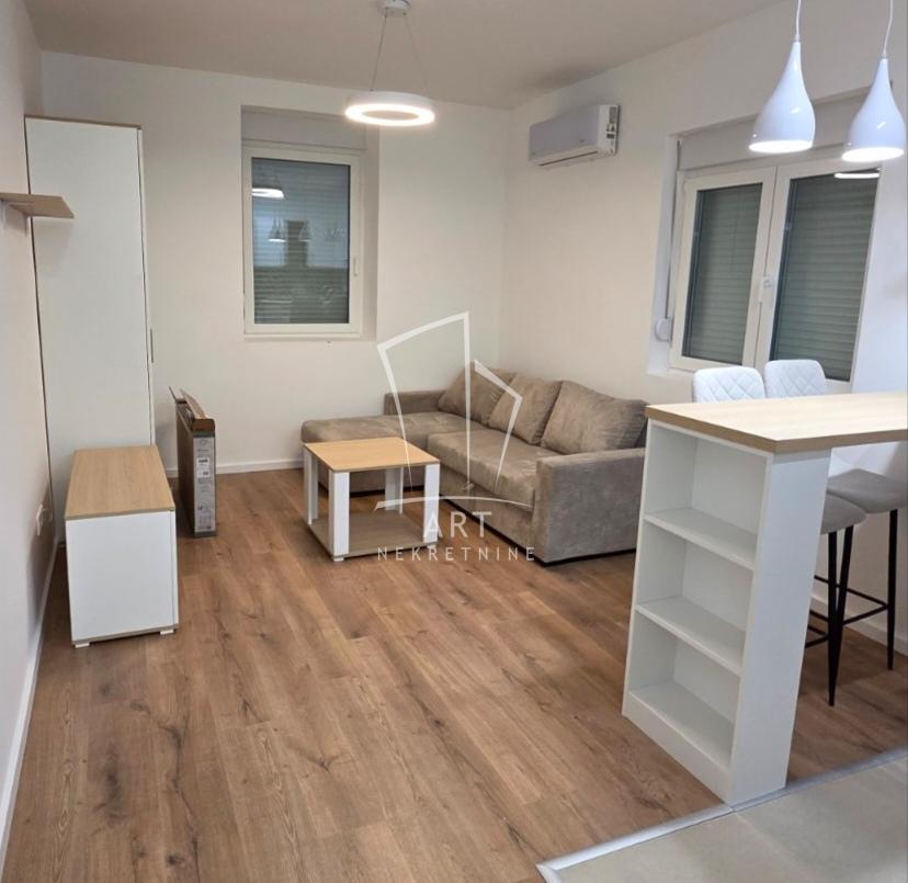 Zemun, renovirana garsonjera ID#15260
450 €