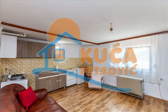 Jednoiposoban stan u kući, prizemlje, deo dvori