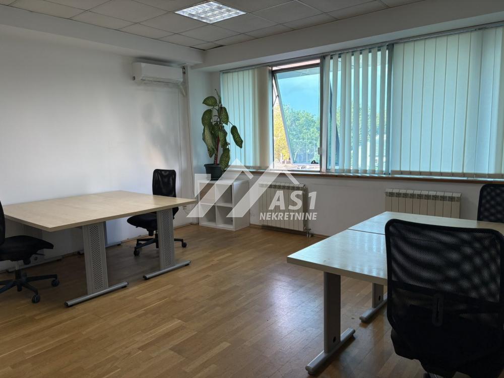 Izdaje se kancelarija u poslovnoj zgradi na Bulevaru Oslobođenja ID#6899
300 €