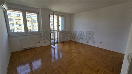 Izdaje se odličan stan na Bulevaru Nemanjića, 65m2