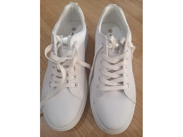 Zenske kozne Adidas patike