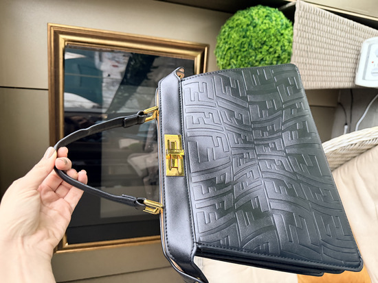 AKCIJA Crna Fendi torba 4600