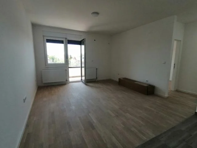 Nov neuseljavan dvosoban stan sa kuhinjom 50m2, gas - Salajka