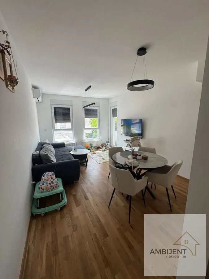 Prodaja, trosoban stan, 56m², Centar, Stara Pazova