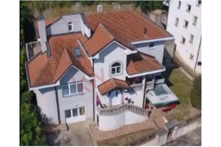Prostrana spratna kuća kao poslovni prostor, dvorište, parking, Kumodraž