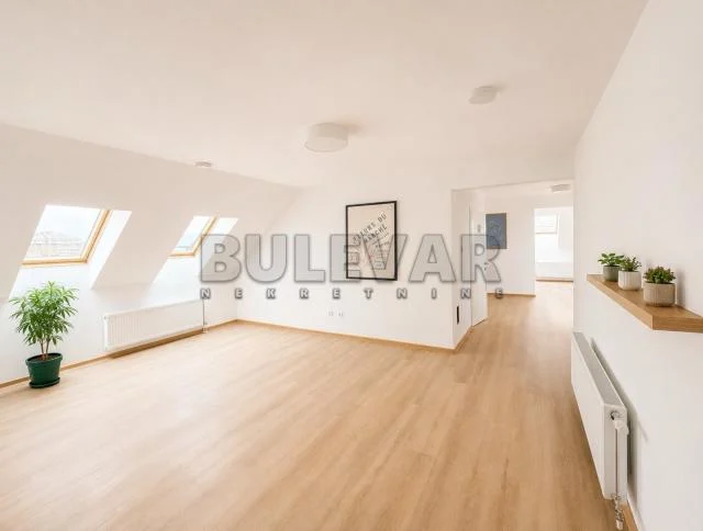Izdaje se poslovni prostor, open space u centru grada, 96m2