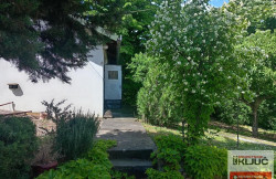 LEDINCI, VIkend kuća 101m2+Pomoćni objekat na placu od 896m2 ,prelep pogled ka Dunavu