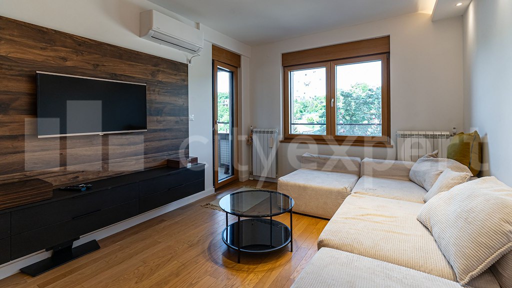 Stan za prodaju - Trosoban, 70m², Tošin bunar, Zemun - 300000€