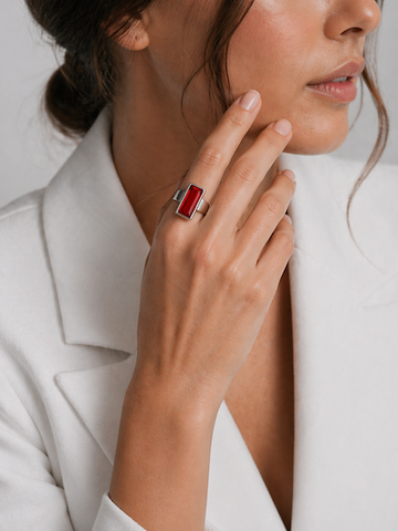 Prsten sa fasetiranim cirkonom