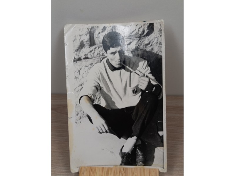 Vintage fotografija momak s mustiklom