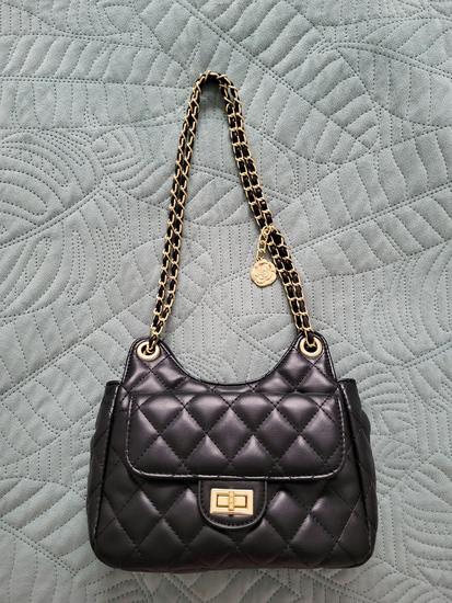 Mala crna torba kao Chanel