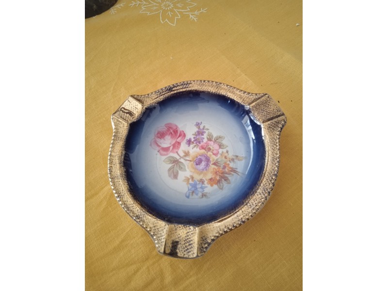 Porcelanska piksla-pepeljara