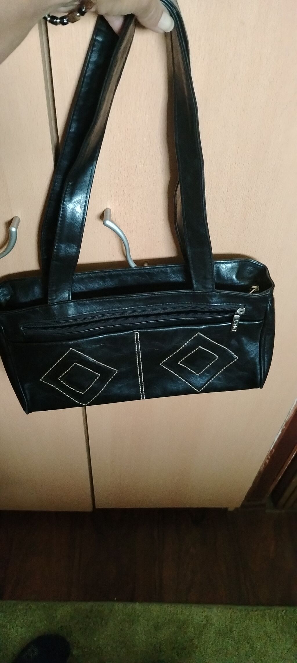 Ženske torbe – 3 modela 1) Crna torba sa dužim ručkama za nošenje