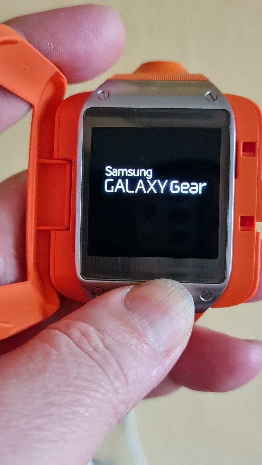 Samsung GALAXY Gear – pametni sat, narandžaste boje - Ekran