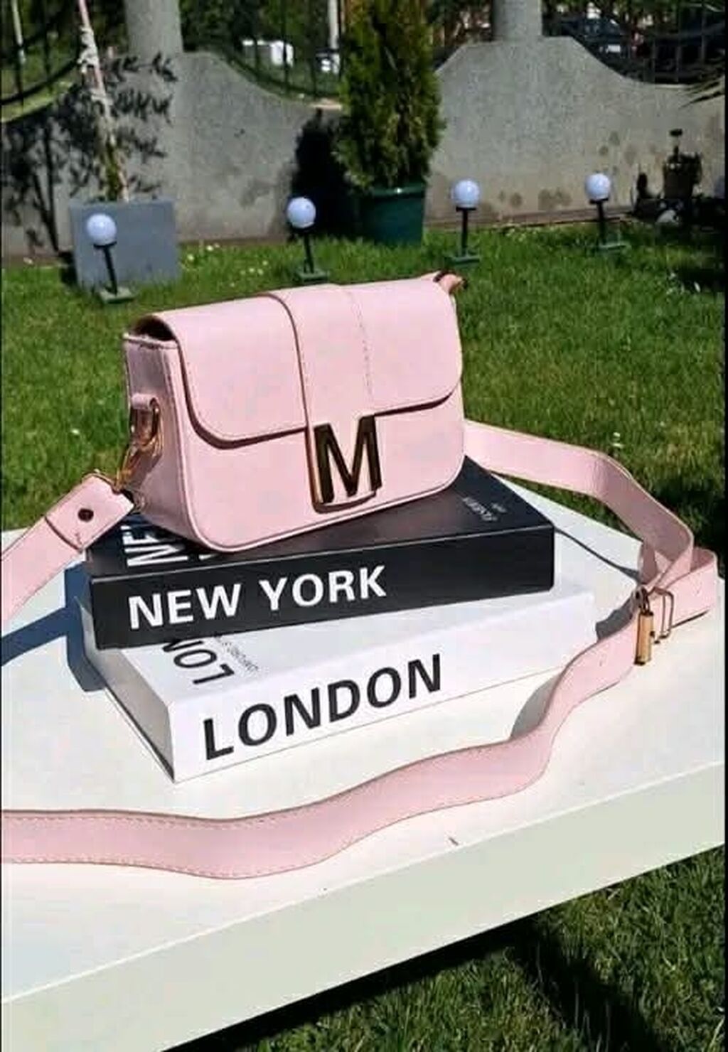 Elegantna ženska crossbody torba sa velikim metalnim slovom “M” na