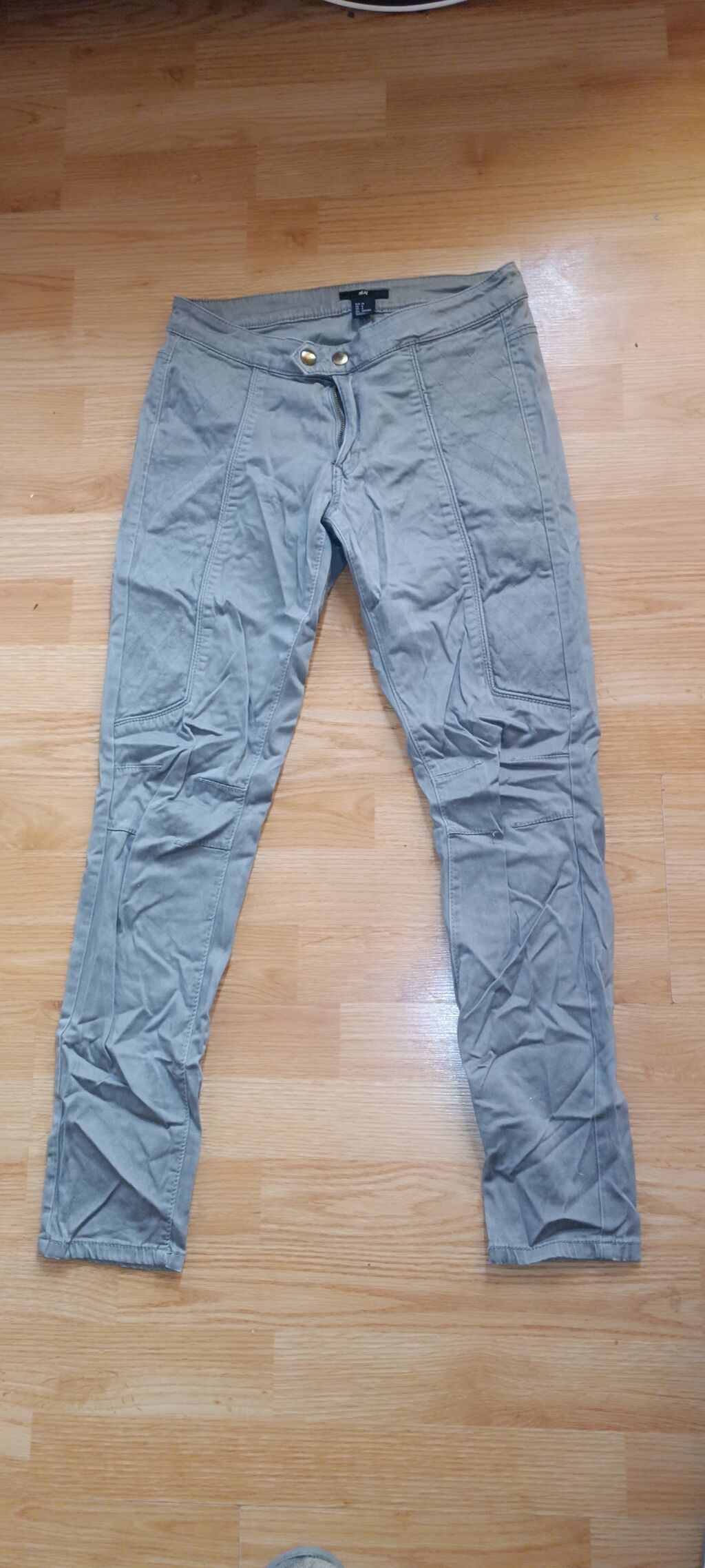 H&M ženske pantalone – model sa detaljima inspirisanim moto