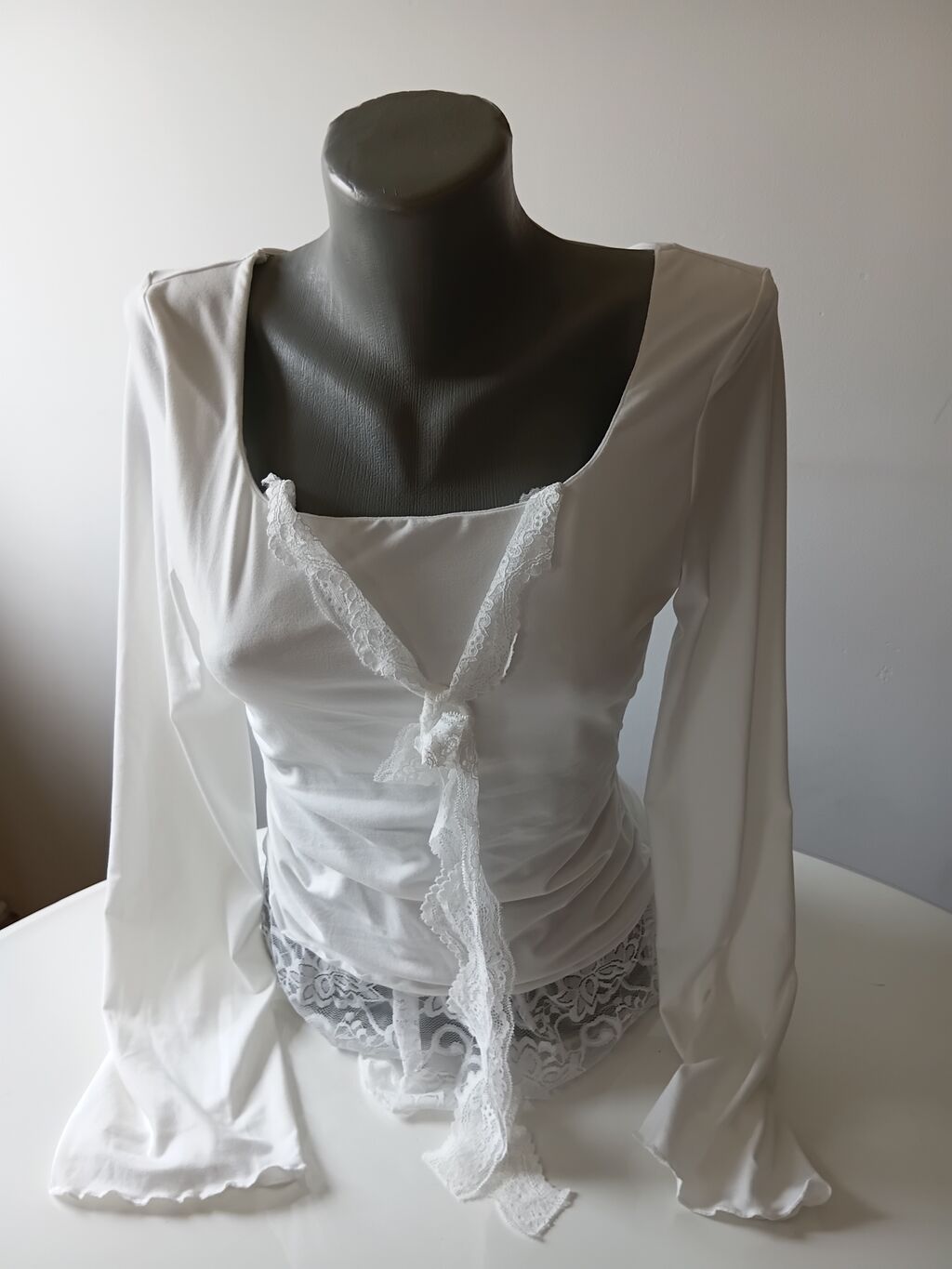 Bela ženska bluza sa dugim rukavima i čipkanim detaljima - Materijal