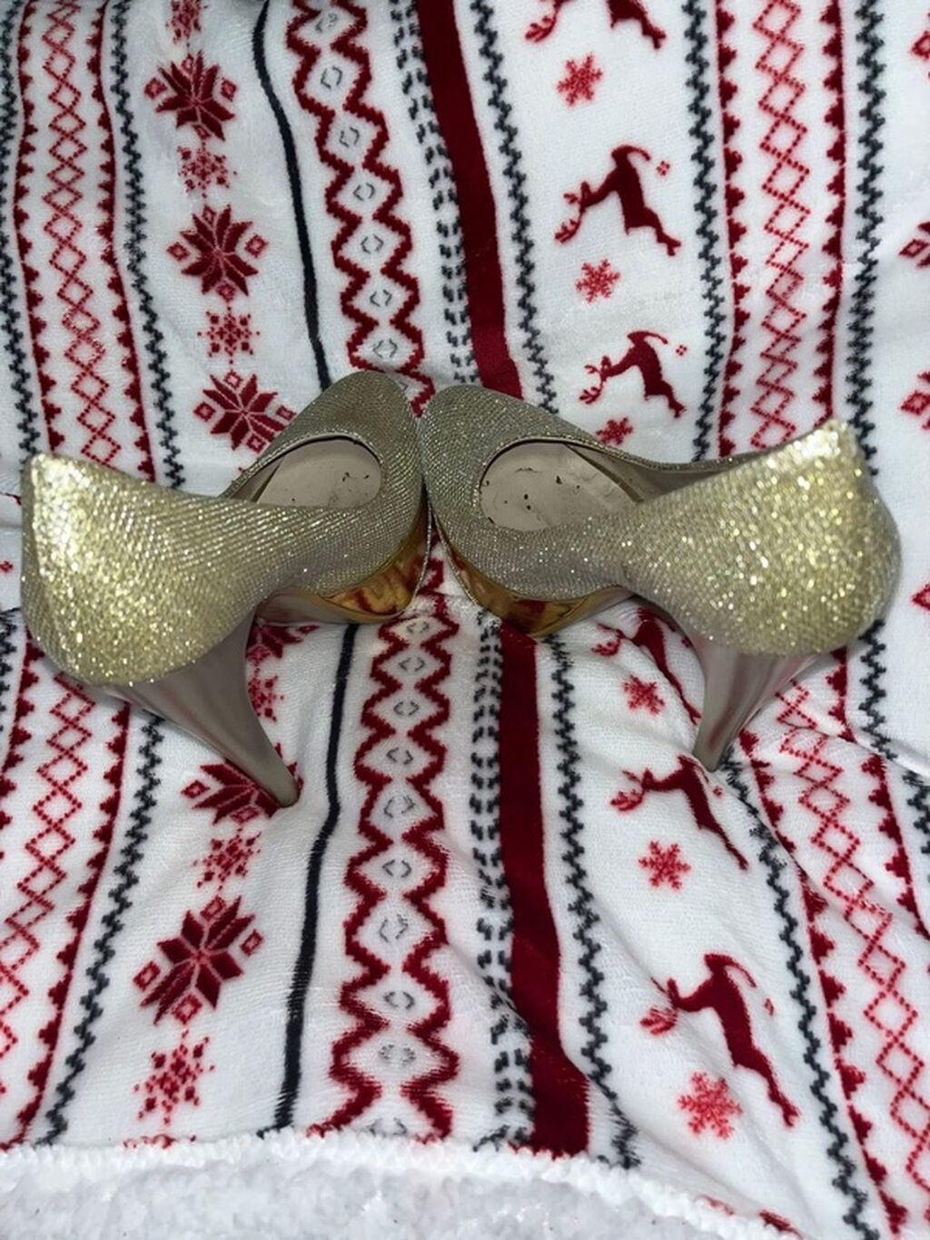 Zlatne salonke sa šljokicama – Perla - Brend: Perla - Model: klasične