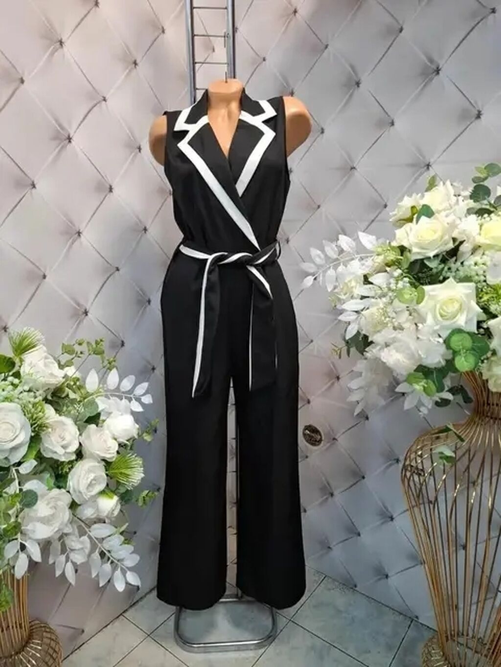 Elegantni ženski kombinezon bez rukava, crne boje sa kontrastnim belim