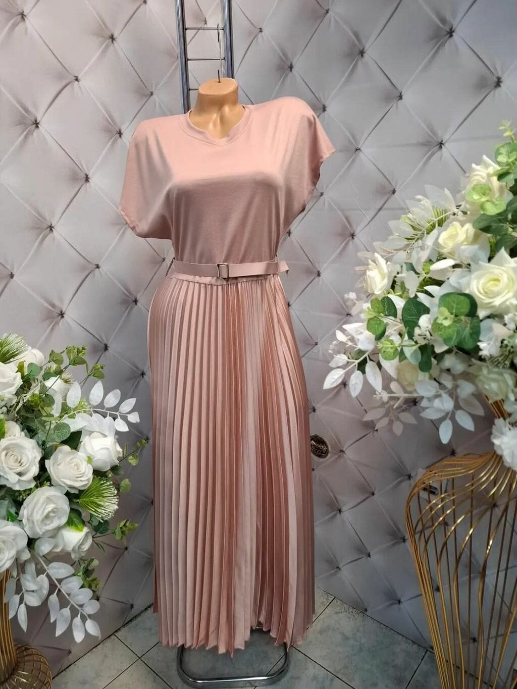 Elegantna plisirana maxi haljina sa kaišem - Silueta: gornji deo kao
