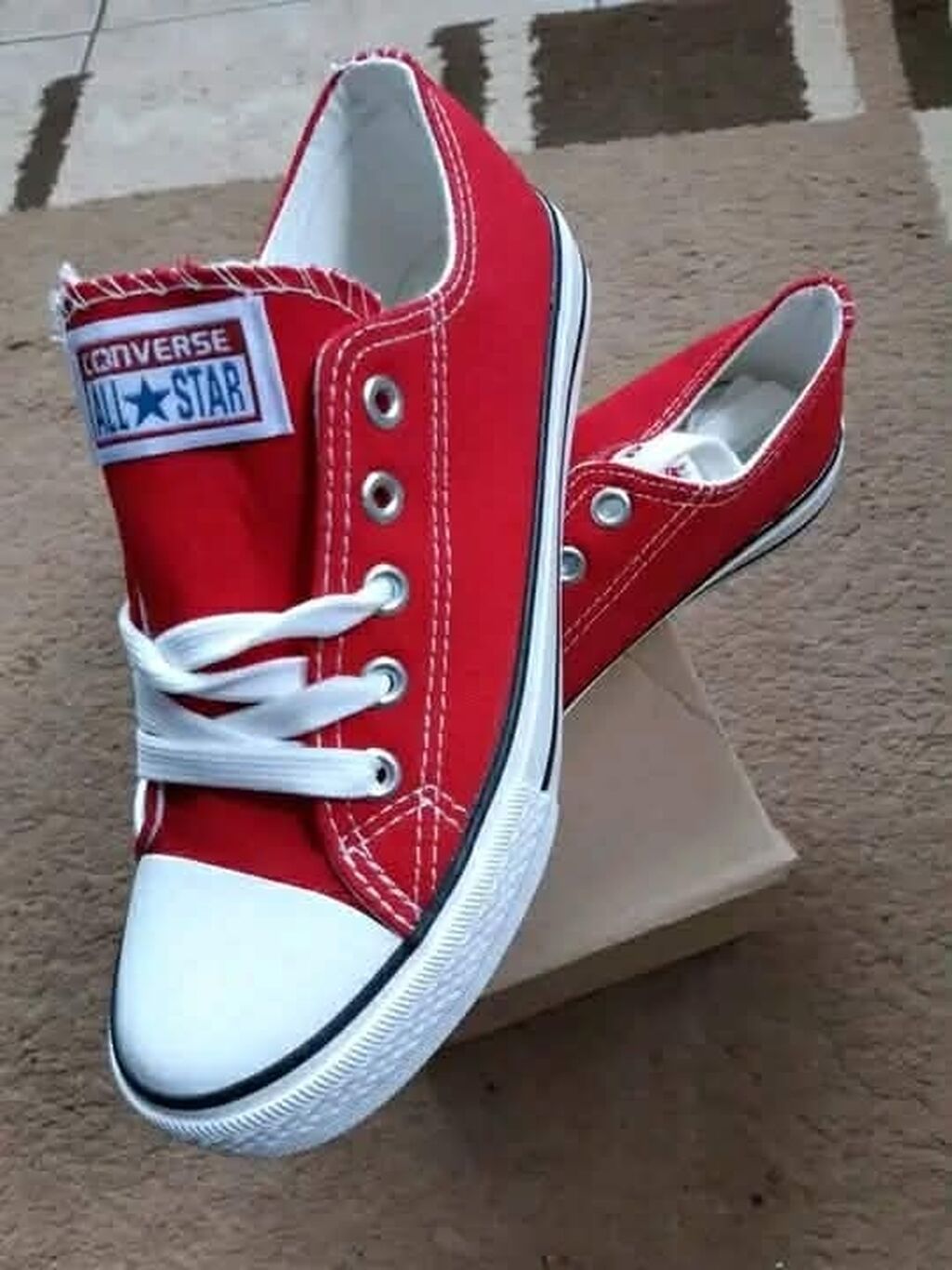 Starke crvene patike niskog profila,stil Converse All Star. -