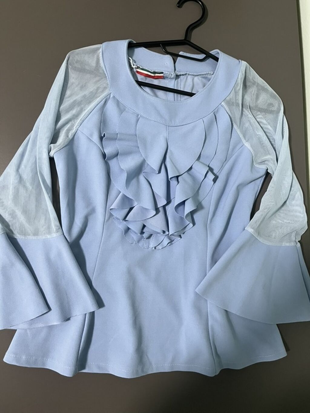 Svetloplava bluza sa volanima - Boja: pastelno/svetloplava - Prednji