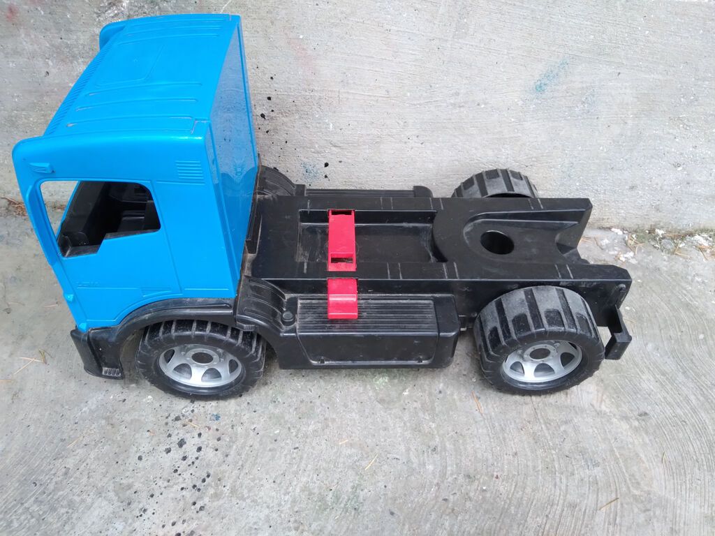 Kamion plasticni oveliki ko 50 cm. bez prikolice