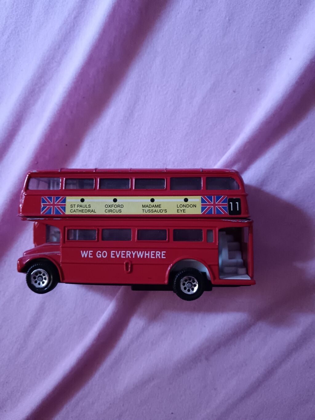 Replika londonskog dabldeker autobusa u crvenoj boji, model linije 11