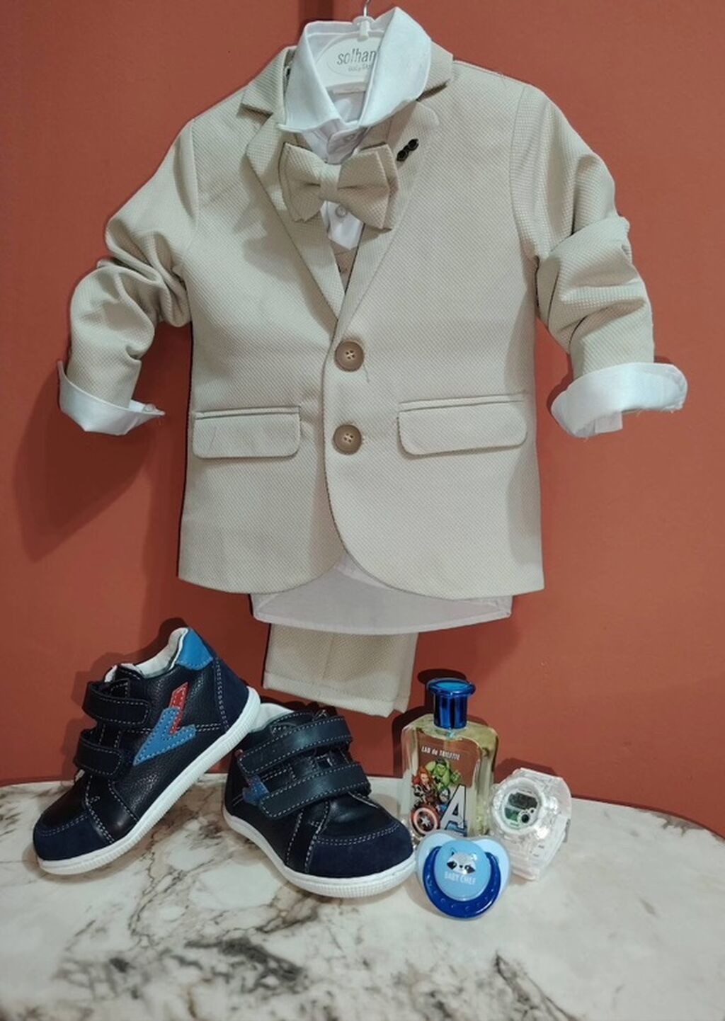 Na prodaju odela. Pantalone, košulja, prsluk, sako i leptir mašna