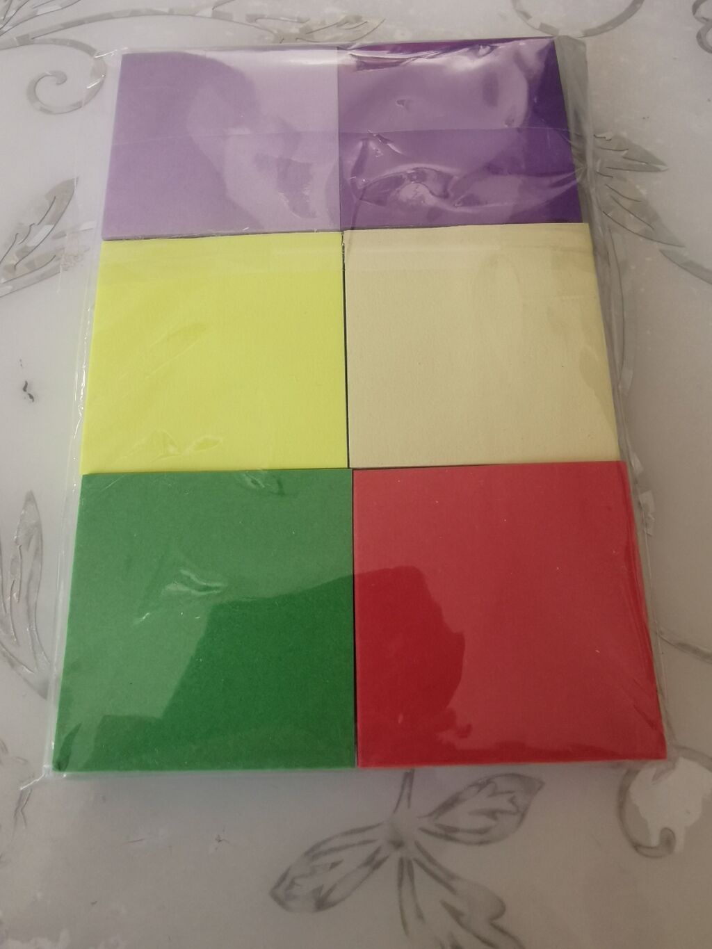 Set samolepljivih beleški – 6 boja 600kom Opis: - Pakovanje sadrži 6