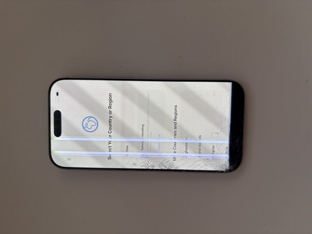 Iphone 17 256gb ostecen ekran. Telefon je kupljen nov u A1 pre mesec