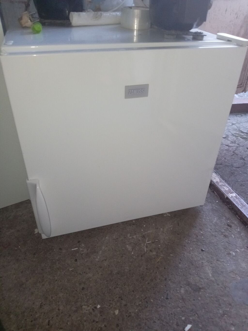 ZANUSSI mini frižider - Kompaktni stojeći model, pogodан za