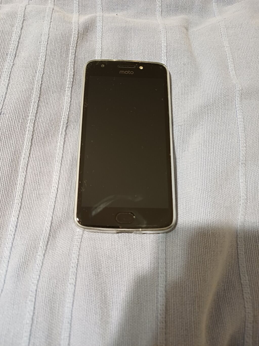 Motorola Moto E4 sa kvalitetnom futrolom. Odličan model. Ima