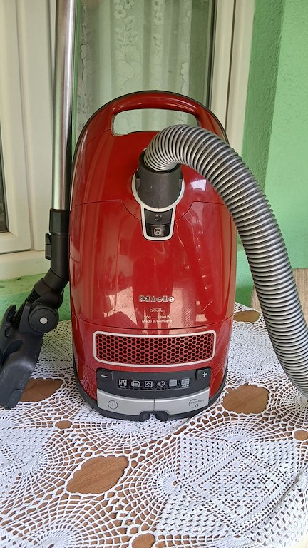 Miele S8310 usisivač sa kesom – 300–2200 W, Made in Germany. Crvena