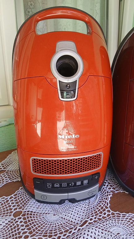 Miele S8330 usisivač sa kesom, narandžaste boje. Ključne