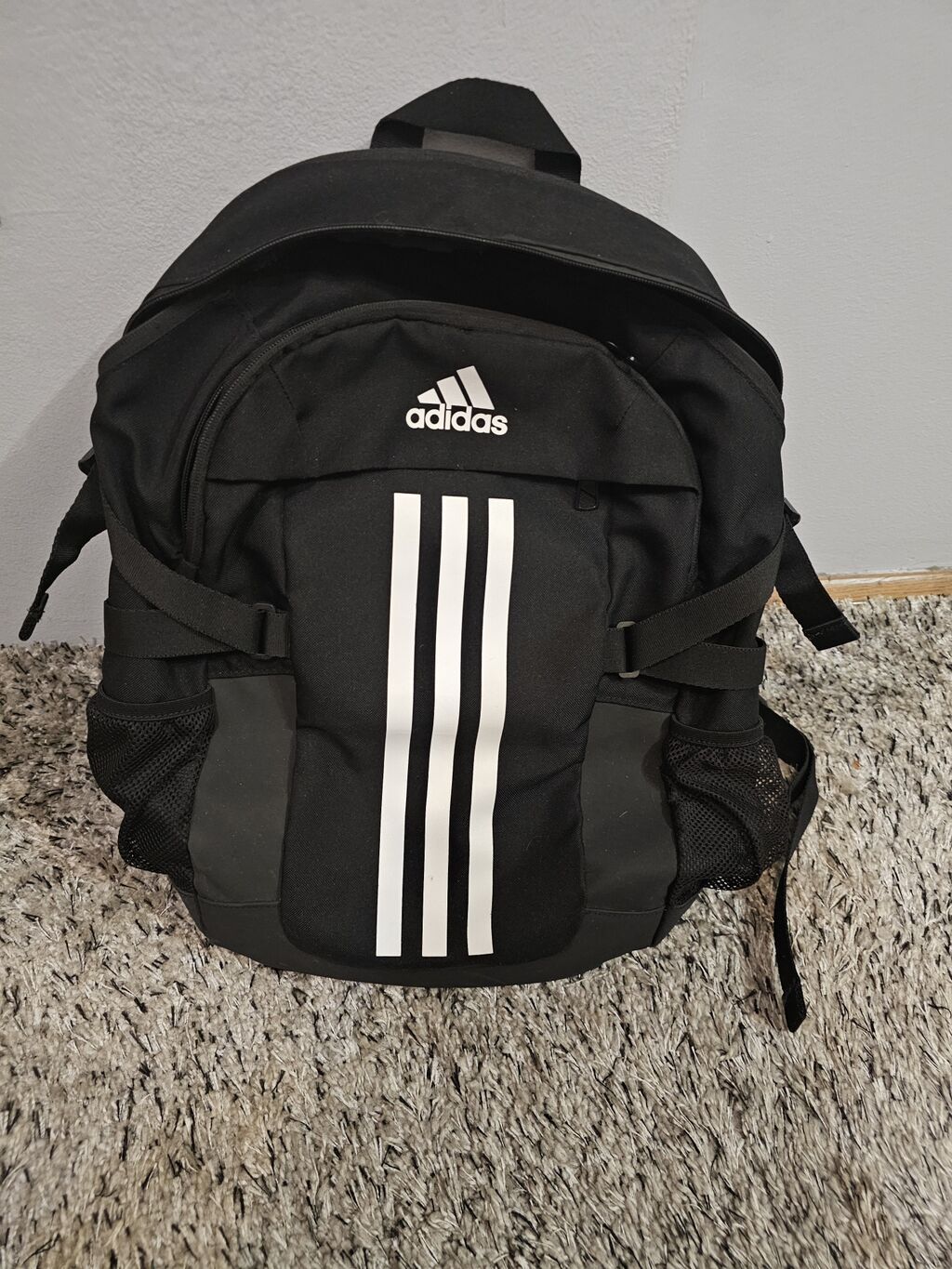 Adidas ranac, original, polovan, ali u odličnom stanju. Unisex