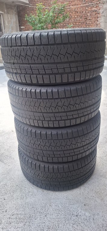 235 40 R18 Triangle . Prodajem 4kom polovne zimske auto gume dimenzije