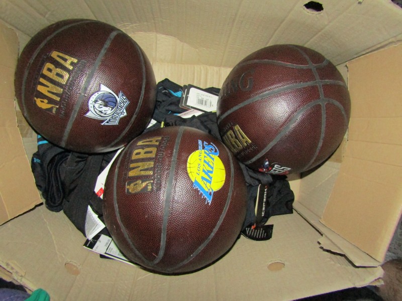 Tri košarkaške lopte NBA kinezare