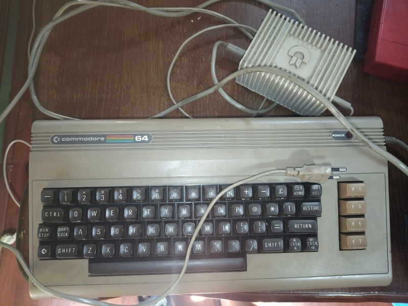 Commodore C64 Made in England sa punjačem