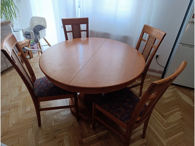 Drveni sto i 4 stolice