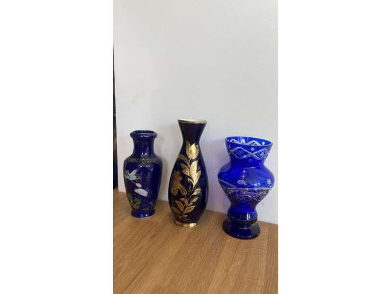 Set plavih kobaltnih vaza – porcelan i staklo, 3 komada
