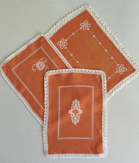 Etno elegancija Ručno vezeni miljei krst čipka