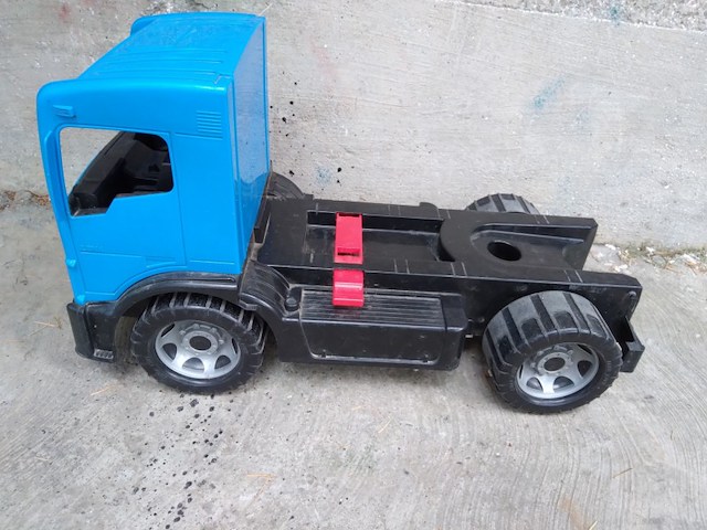 Kamion plasticni oveliki ko 50 cm. bez prikolice.