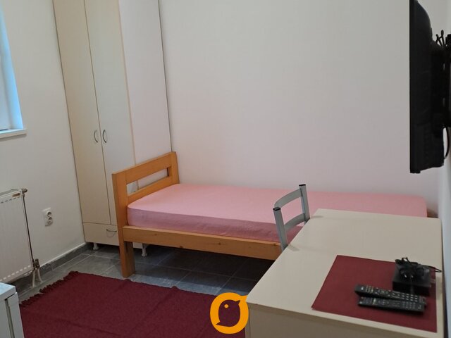 Zemun, Nova Galenika, izdajem sobu za zaposlenu osobu