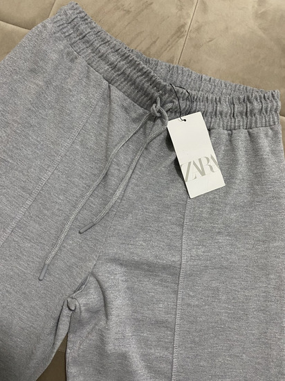 Zara trenerka Nova sa etiketom